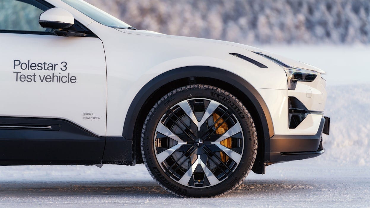 Media hyllar Polestar 3 efter provkörning på snö och is