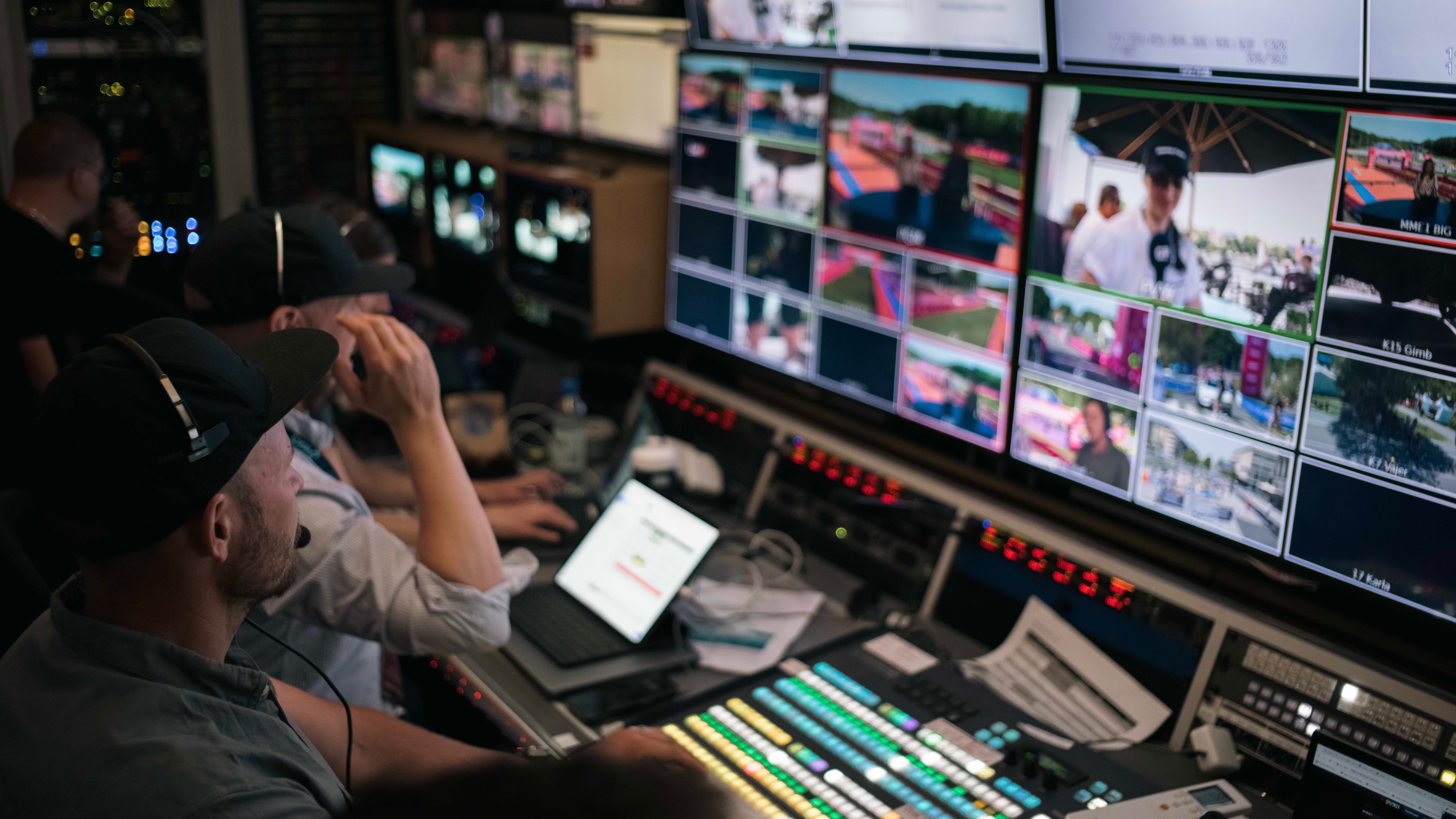 Filming a half marathon using a Polestar 4 rear-facing camera